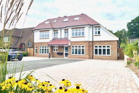 Browse Stylish New Homes & Move Up in Surrey with Robert Leech