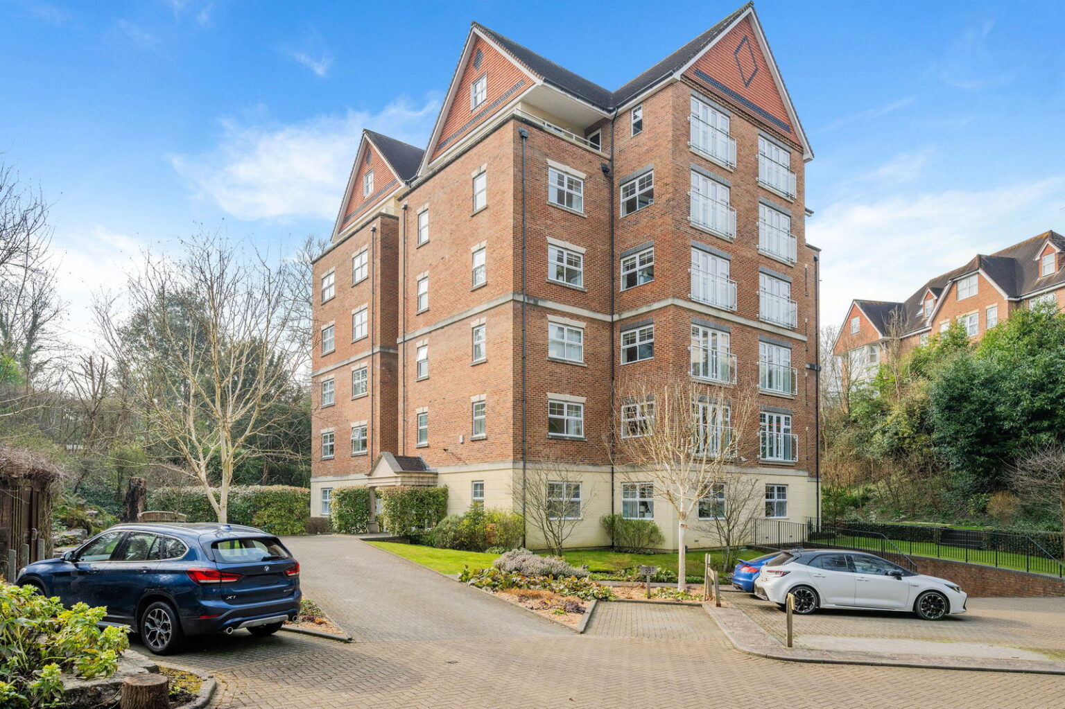 Robert Leech: Your Trusted Estate Agent Partner